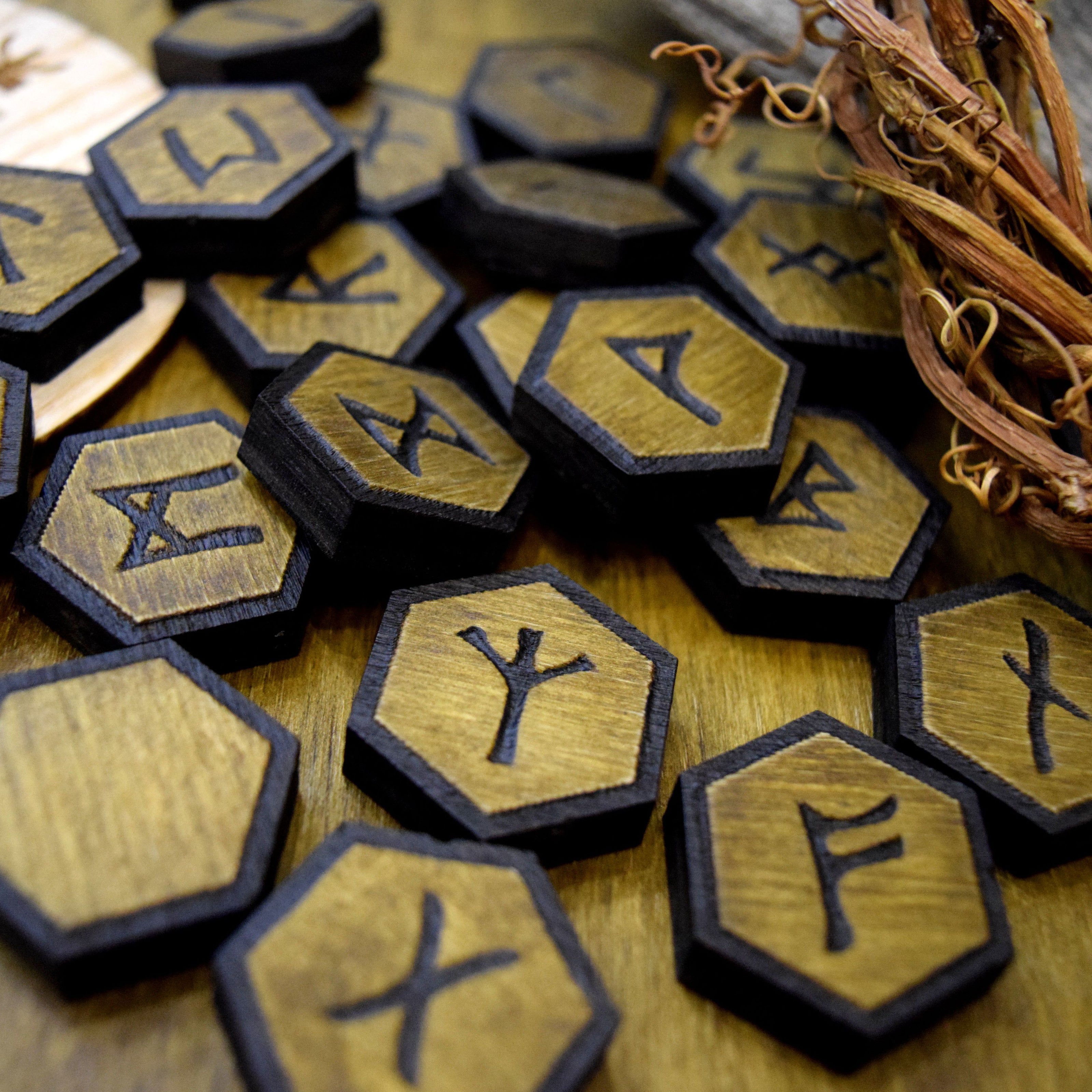 Runes Elder Futhark - Dark wood